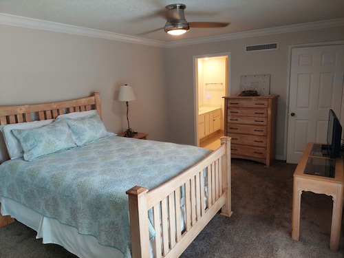 Bright & Modern 2 Bedroom Townhome Riverfront Pool - Jupiter, FL