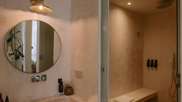 Quarto premium | Banheiro | Chuveiro, chuveiro com efeito de chuva, produtos de toalete grátis