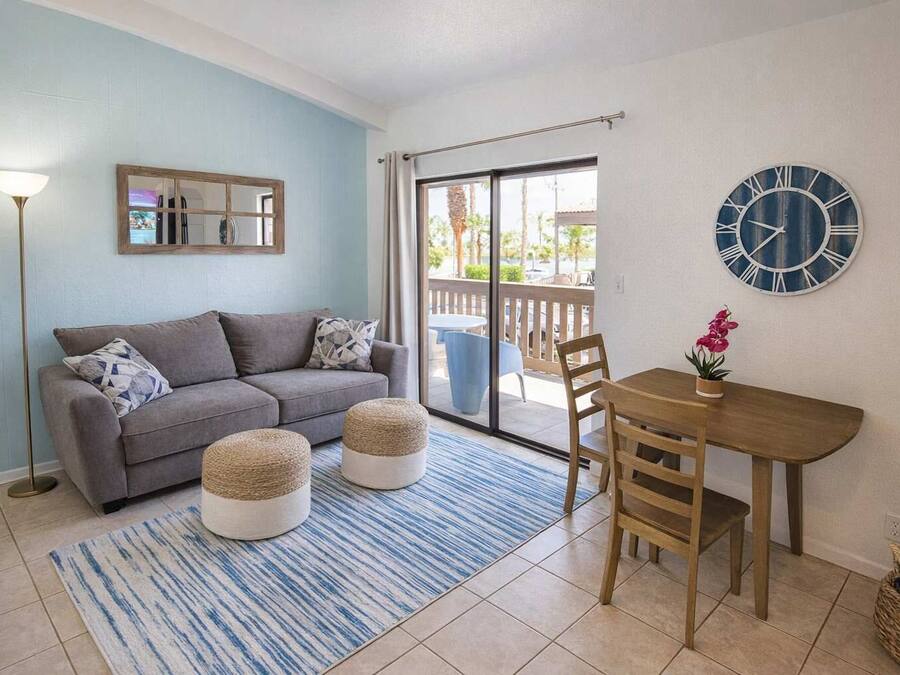Apartamento, várias camas, acesso à piscina | Sala de estar | Televisor de 40 polegadas com canais por cabo