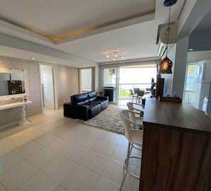Apartamento Lua de Mel | Sala de estar | Televisor LED, Netflix, ténis de mesa, brinquedos 