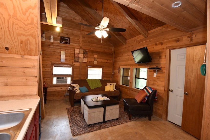 Jones Riverside Cabin - Utopia, TX