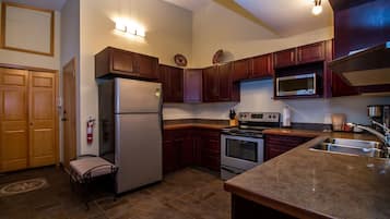 Condo | Cozinha privada | Geladeira grande, micro-ondas, fogão, cooktop