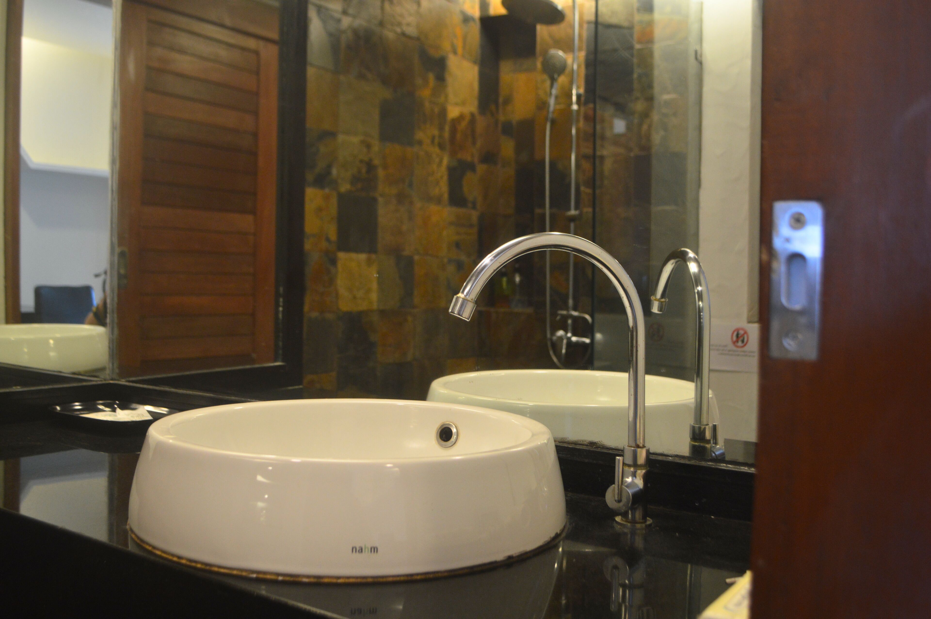Double or Twin Room with Pool Access | Casa de banho | Artigos de higiene pessoal grátis, um secador de cabelo 