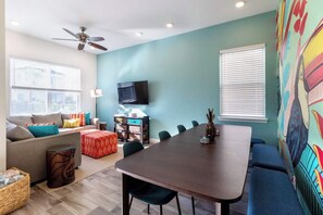 Casa, várias camas, acesso à piscina, vista para a piscina (Rum Runners and Margaritas) | Sala de estar | Televisor de ecrã plano de 42 polegadas com canais digitais, televisor 