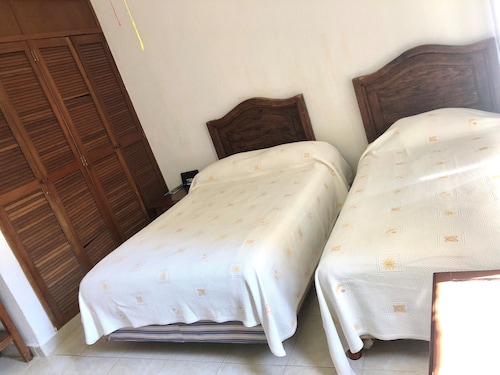 One Bedroom Spacious Condo Very Close To The Beach. - Isla Mujeres