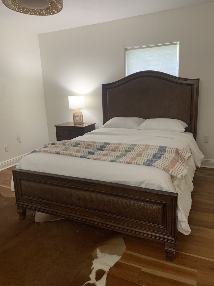 Cheerful 4-bedroom With Large And Lush Backyard - 윈터파크