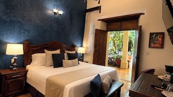 Quarto Duplo Design | Edredões de penas, camas de colchão pillowtop, minibar, secretária