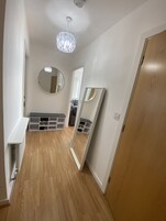 Apartamento, 1 cama queen-size | 1 quarto, ferro/tábua de engomar, Wi-fi grátis, roupa de cama fornecida 