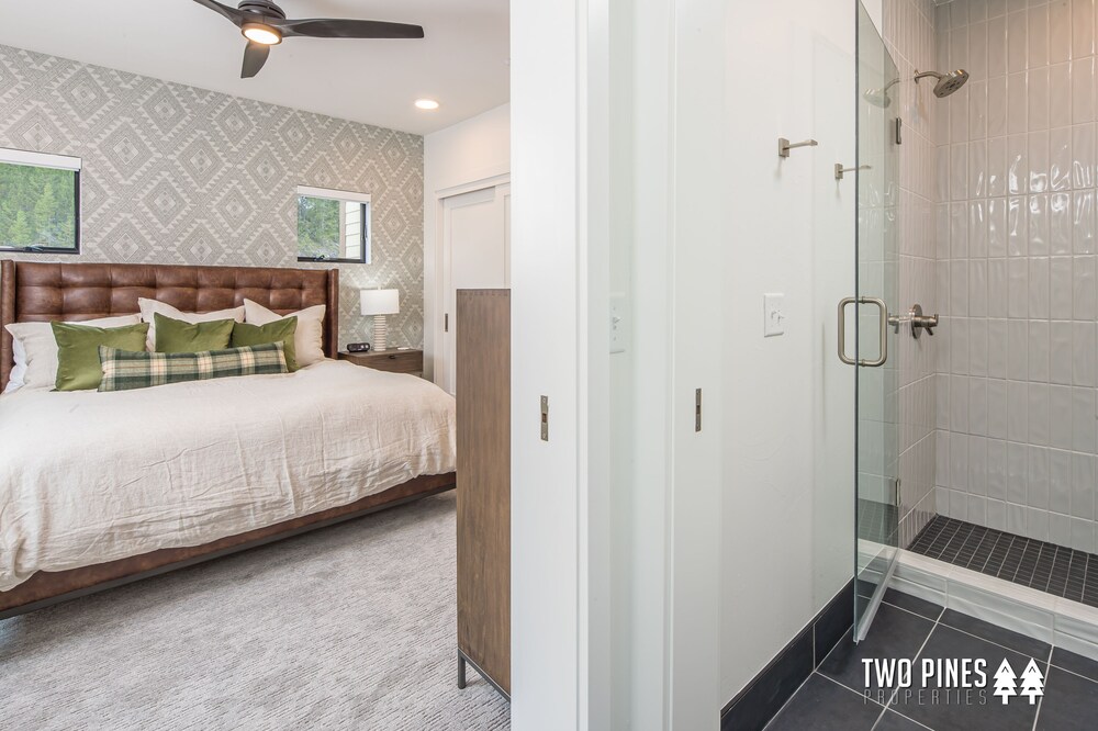 Luxury Ski In/out ᨒ Beaverhead Condo | Hot Tub | 10 Min Walk To Resort - Big Sky, MT