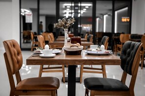 Pequeno-almoço tipo buffet diário incluído 