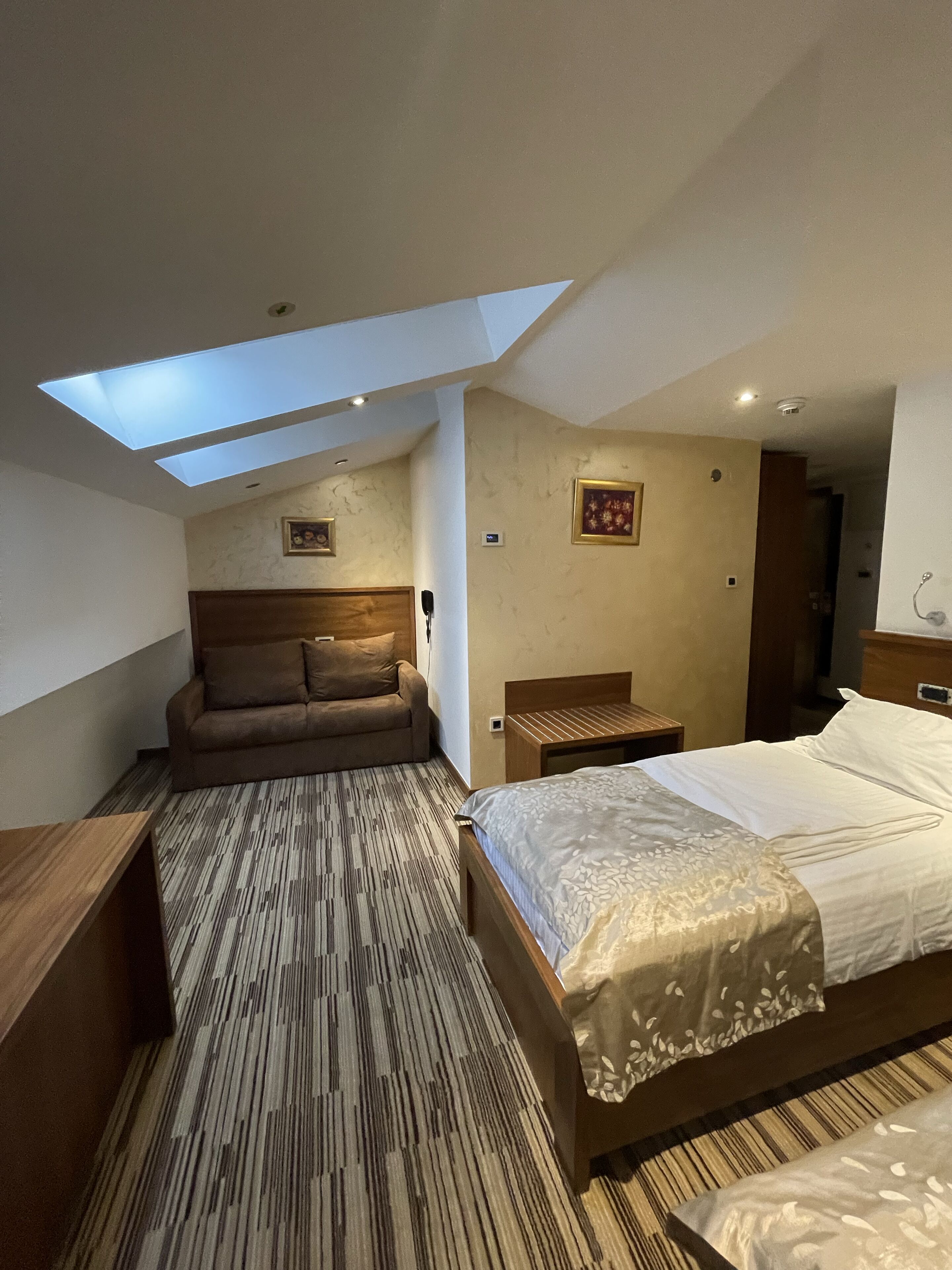 Quarto Triplo Standard | Camas de colchão viscoelástico, minibar, secretária 