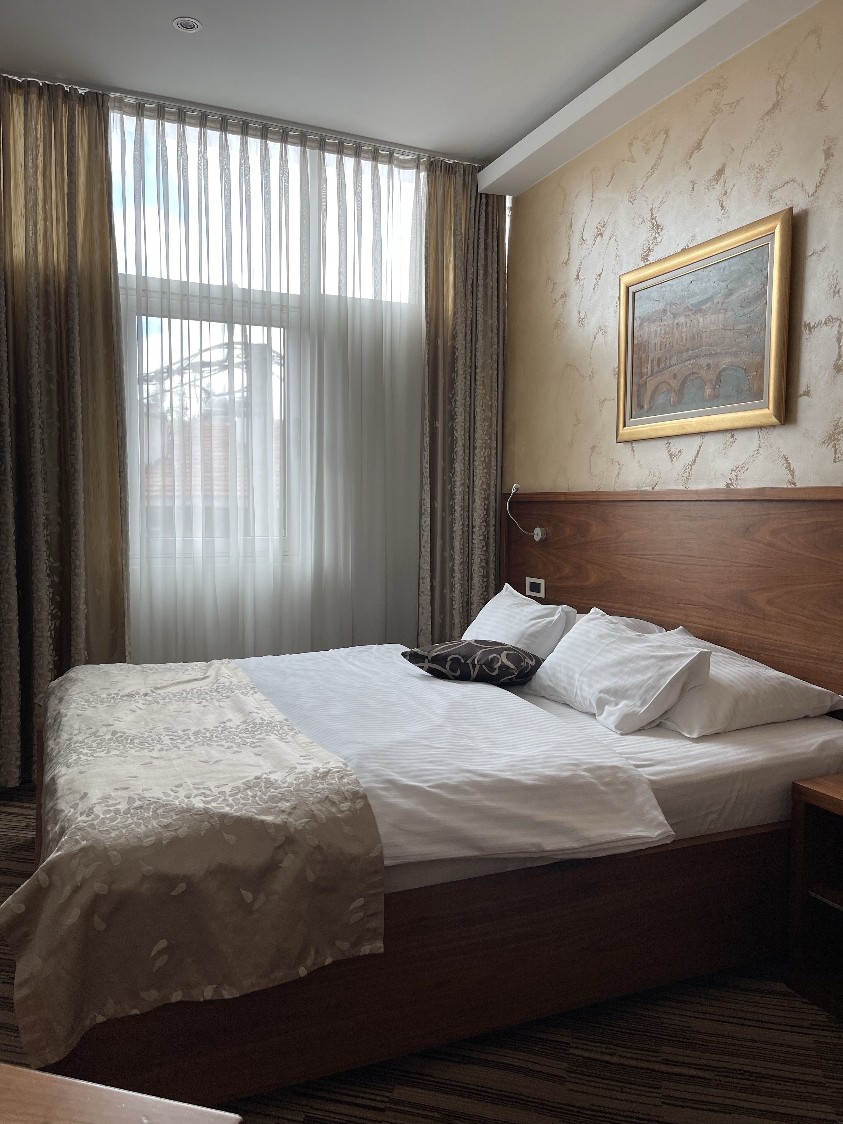 Camas de colchão viscoelástico, minibar, secretária 