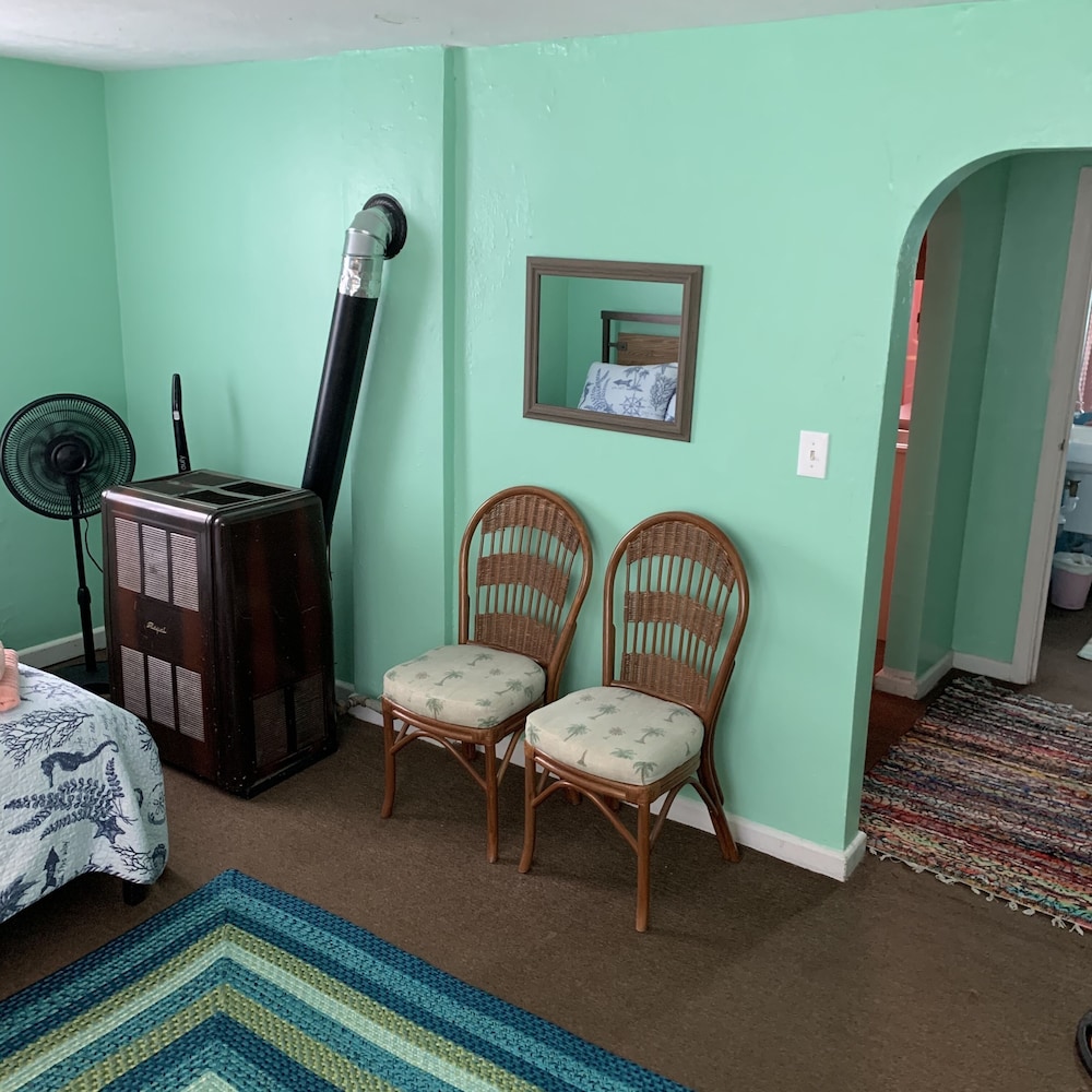 Beach Side Studio #5 -  Pet Friendly, Wifi, Off-street Parking, Large Smart Tv - Hampton, VA