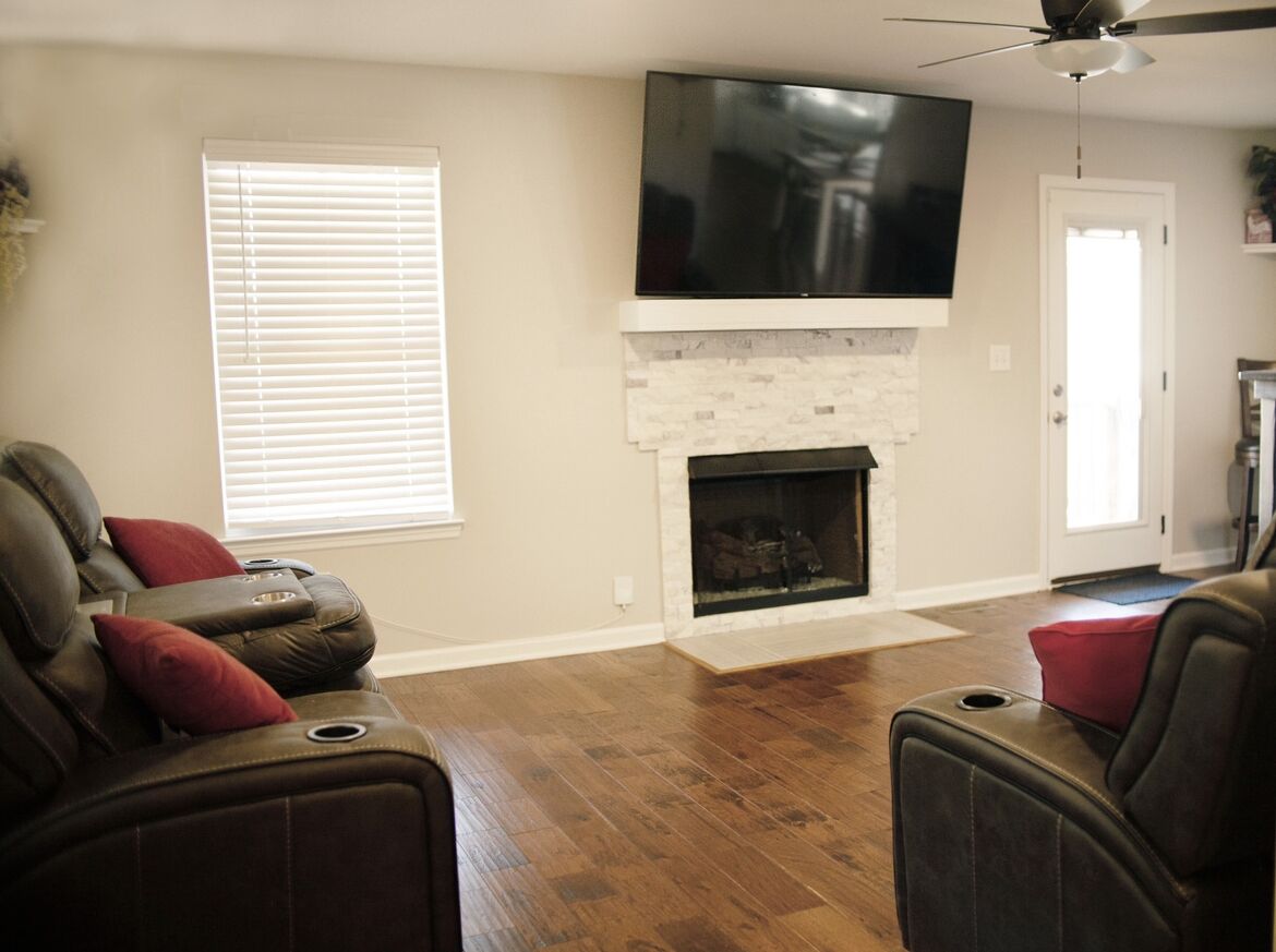 Relaxing Country Home, Huge Fenced Yard, Backyard Gazebo Bar , Griddle & Hot Tub - Smyrna, TN