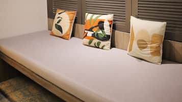 Quarto Standard | Cofre no quarto, secretária