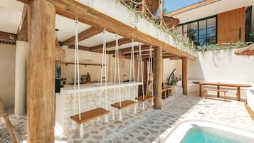 Villa, 4 quartos | Cozinha privada | Um frigorífico, um micro-ondas, uma placa de cozinha