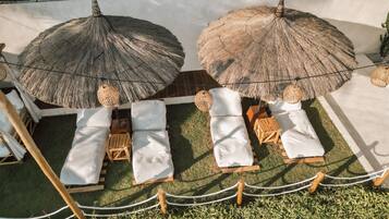 Terraço com espreguiçadeiras