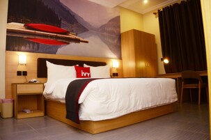 Suíte executiva, 1 cama King | Roupas de cama premium, camas Tempur-Pedic, cofres nos quartos