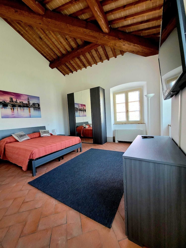 La Villa Apartments - 4 Beds - Private Parking Includedwith Room - Livorno