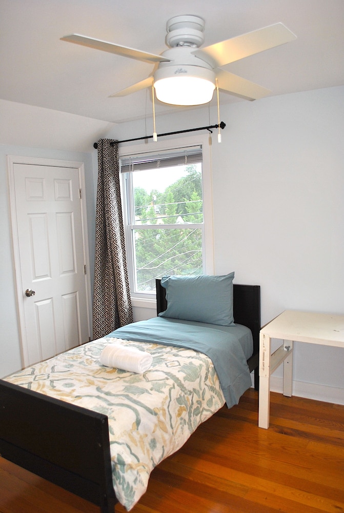 Stylish 4-bedroom Whole House With Plenty Of Parking - Baltimore/Washington Airport (BWI)