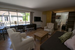 Suite Panorâmica, 1 quarto, kitchenette, Vista para a cidade (Suite Molière) | Sala de estar | Televisor LED, Netflix, livros, serviços de streaming 