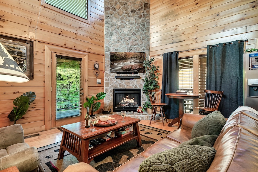Luxe 3b/3b Cabin Close To All Attractions - Fall Special! - Pigeon Forge, TN