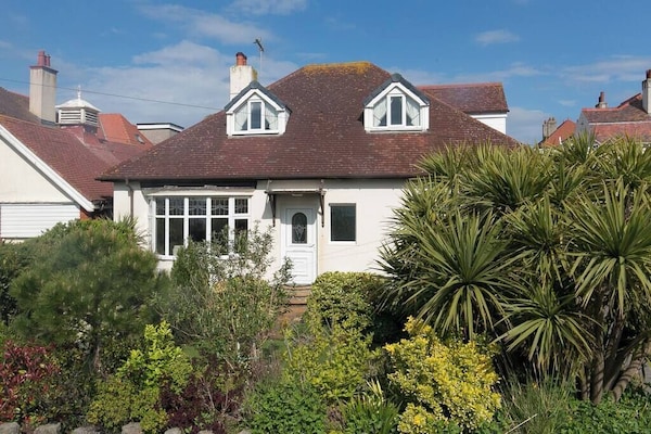 The Cottage On The Beach - Sleeps 7 - Large Garden - Llandudno