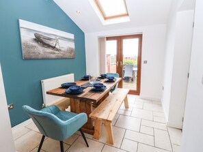 Uma máquina de lavar louça, utensílios de cozinha 