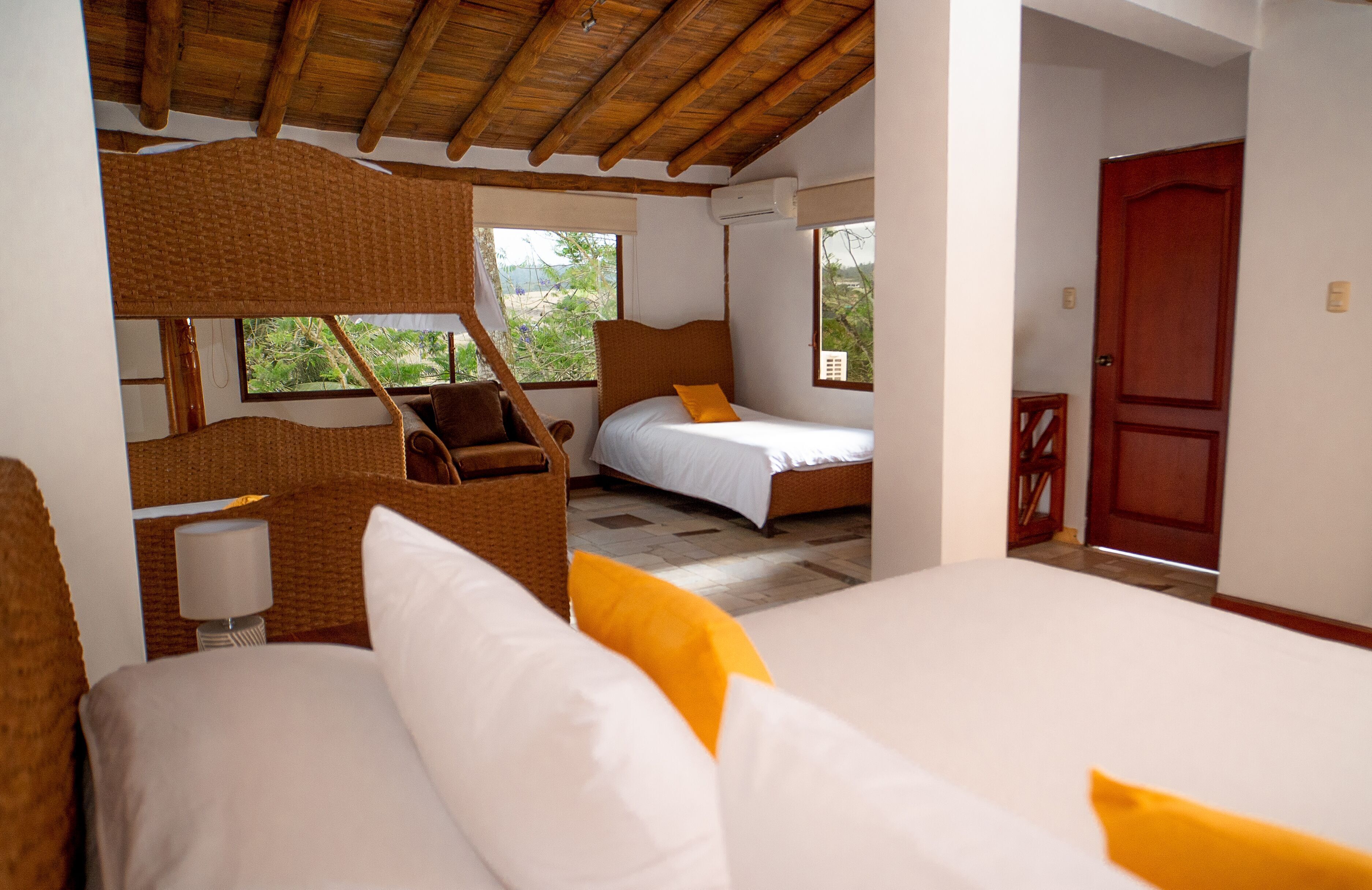Edredons de pluma, frigobar, cofres nos quartos, cortinas blackout