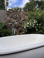 Casa design, banheira de imersão, vista para o jardim | Terraço/pátio