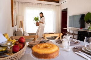 Chalé Design, banheira de hidromassagem grande, vista para o jardim | Sala de estar | Smart TV de 50 de polegadas com canais digitais, televisor, Netflix 