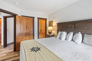 Condo, 1 quarto | Cofres nos quartos, individualmente decorados