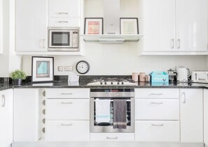 Apartamento Básico, 1 cama queen-size | Cozinha privada | Um frigorífico, um micro-ondas, um forno, uma placa de cozinha 