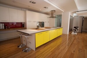 Apartamento Básico, 1 cama de casal | Cozinha privada | Um frigorífico, um micro-ondas, um forno, uma placa de cozinha