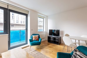 Apartamento Básico, 1 cama de casal | Sala | Televisor