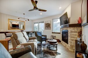 Apartamento Premier em Condomínio Fechado, 2 quartos | Sala de estar | TV de ecrã plano 