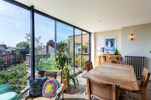Apartamento Básico, 1 cama de casal | Cozinha privada | Um frigorífico, um micro-ondas, um forno, uma placa de cozinha 