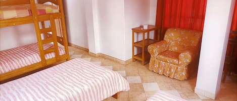 Quarto Quádruplo | Roupa de alta qualidade, edredões de penas, camas de colchão pillowtop