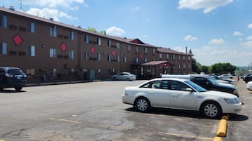 Um hotel com vários andares e estacionamento.