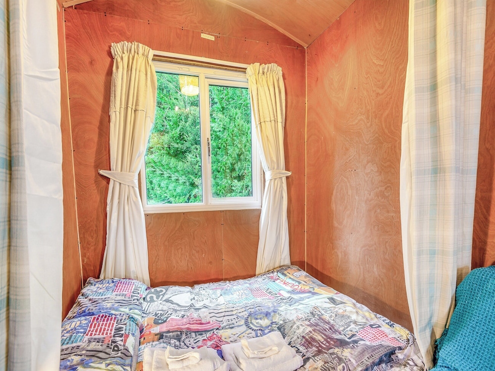 A Lovely Shepherd’s Hut Set In A Quiet Secluded Part Of The Owner’s Land. - Tenterden