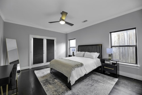 Exquisite Townhome In The Heart Of Houston! - Houston, TX