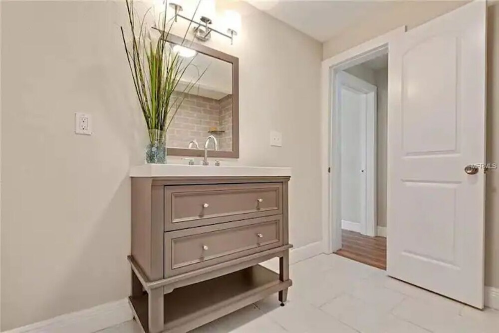 *New* Clean And Pristine Urban Tampa Experience - Tampa, FL