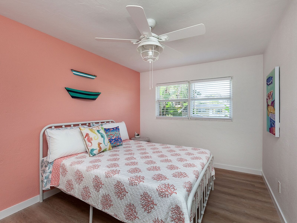Designer Coastal Pool + Game Room Home Close To Siesta And Downtown - Sarasota, FL