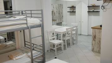 Estúdio, 1 quarto, pátio | Sala de estar