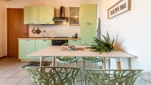 Apartamento, 2 quartos, para fumantes, sacada | Cozinha privada | Cafeteira/chaleira, micro-ondas, cooktop, mesas de jantar