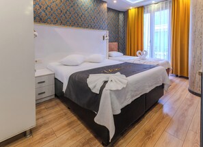 Apartamento família, 3 quartos | Escrivaninha, quartos à prova de som, ferros/tábuas de passar roupa