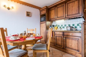 Appartement 5 personnes - 1 chambre + 1 coin nuit - Balcon | Kitchenette privada | Um frigorífico, um micro-ondas, uma placa de cozinha 