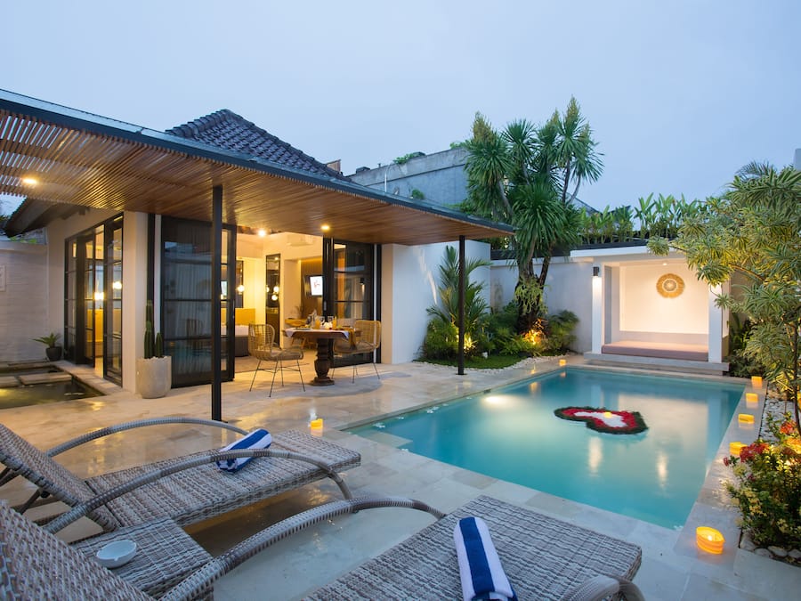 Piscina externa, espreguiçadeiras