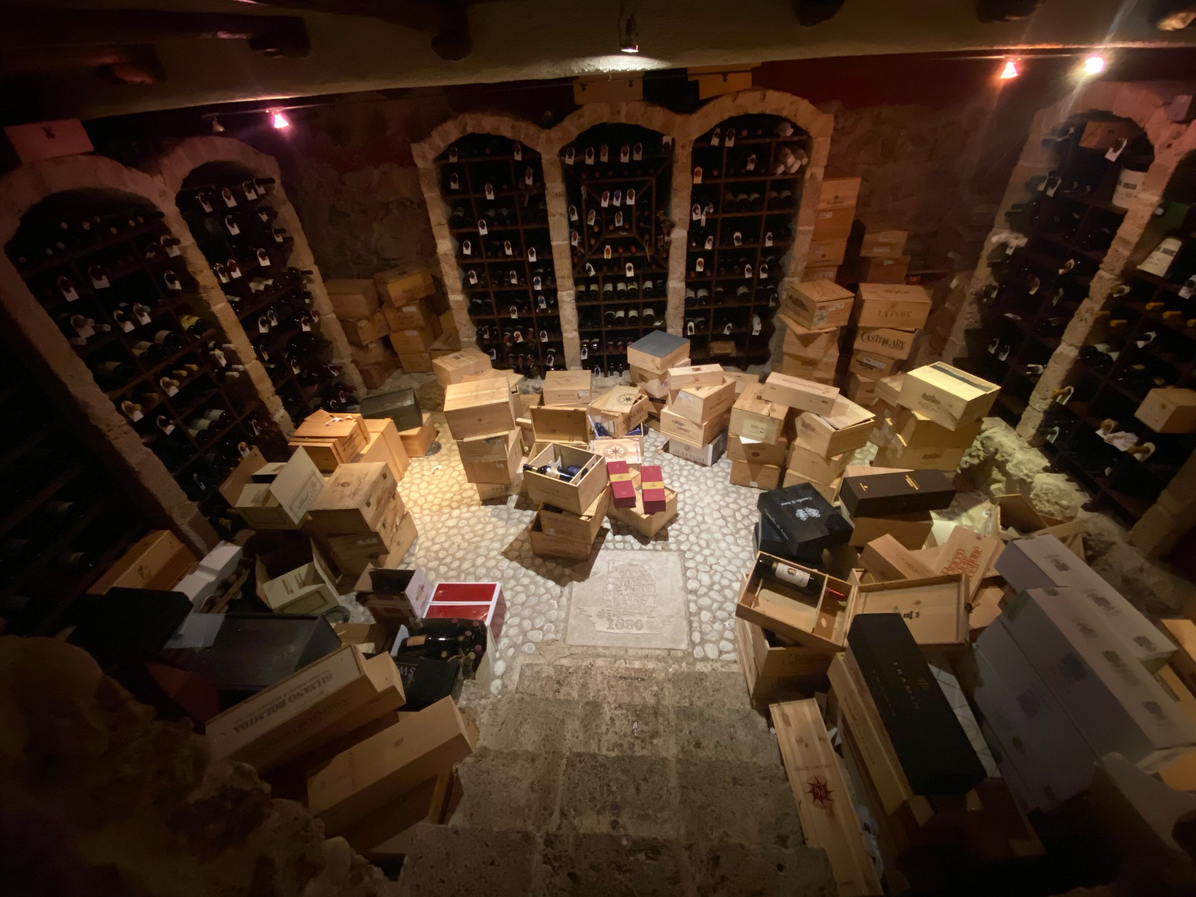 Uma adega repleta de racks e caixas de vinho.