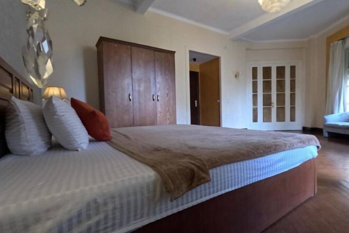 Edredões de penas, camas de colchão viscoelástico, minibar, secretária